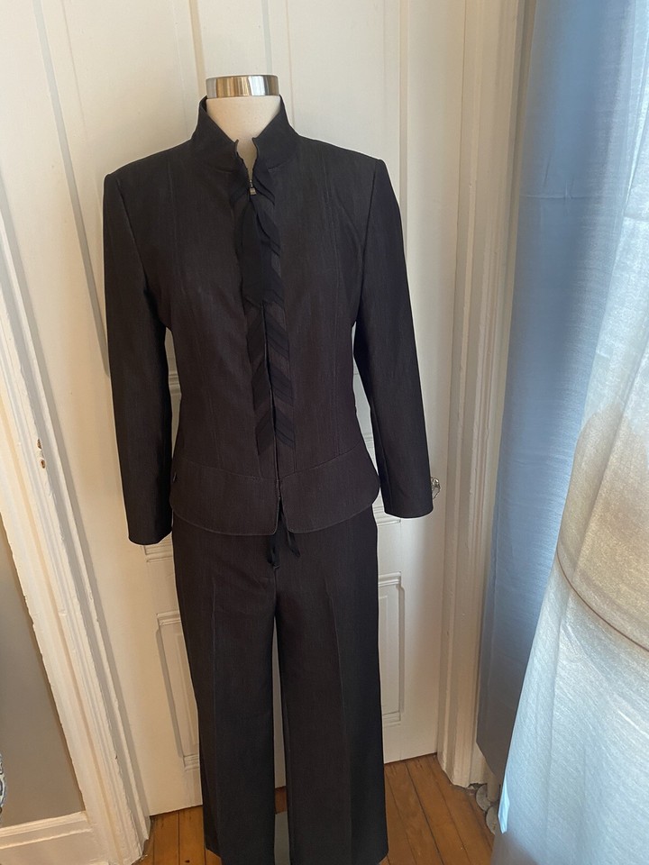 ELIE TAHARI BLACK PANTSUIT-JACKET IS A SIZE 6-PANT IS SIZE4-RIBBON ...