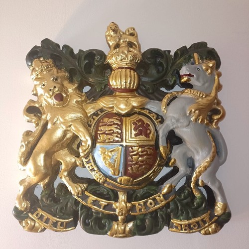 37cm LARGE ROYAL COAT OF ARMS WALL PLAQUE Crest King Queen Latin ...