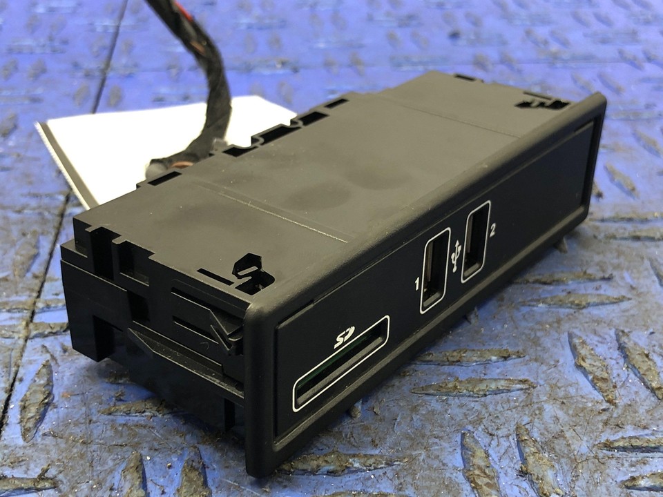 2017-2020 MERCEDES E43 CONSOLE USB DEVICE CHARING PORT SD CARD SLOT ...