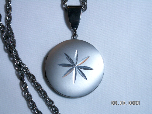 ...Vintage Silver Tone Engraved Star Design Locket Pendant Necklace ...