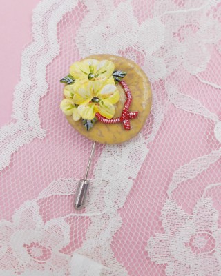 PRIMROSES ON STRAW HAT PIN Yellow Primula Flower Lapel Pin HANDMADE ...
