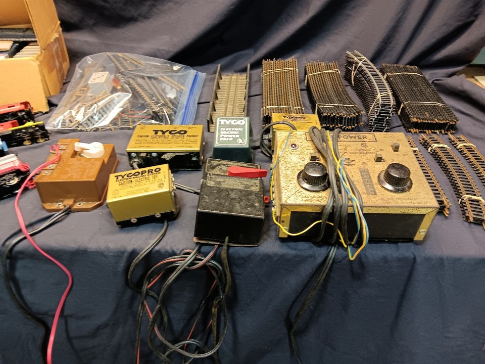 Vintage HO Scale Lot- Track, Controllers, Engines, Cars- Huge Lot 20 ...