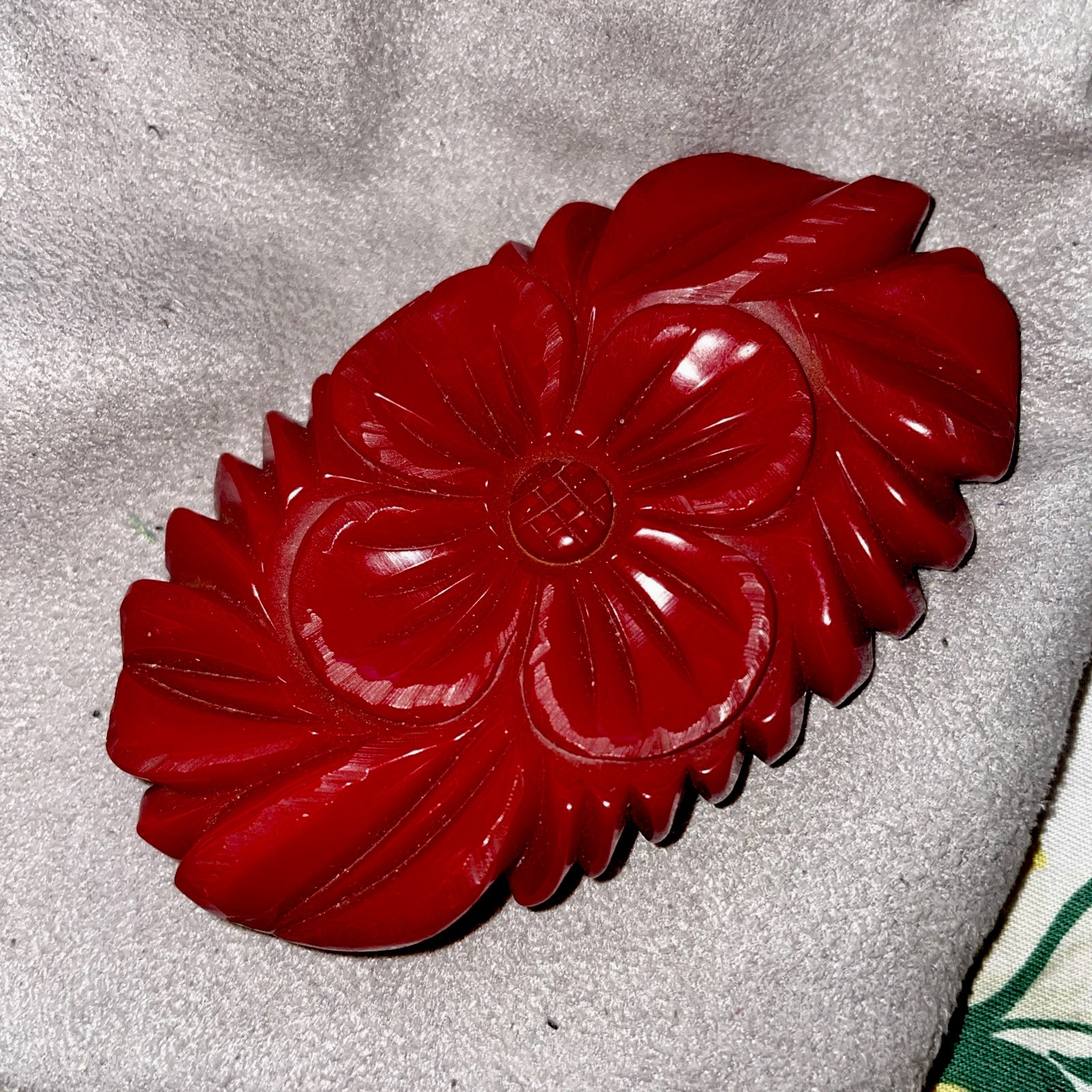 Beautiful Vintage Bright red Bakelite Brooch! Detail … - Gem