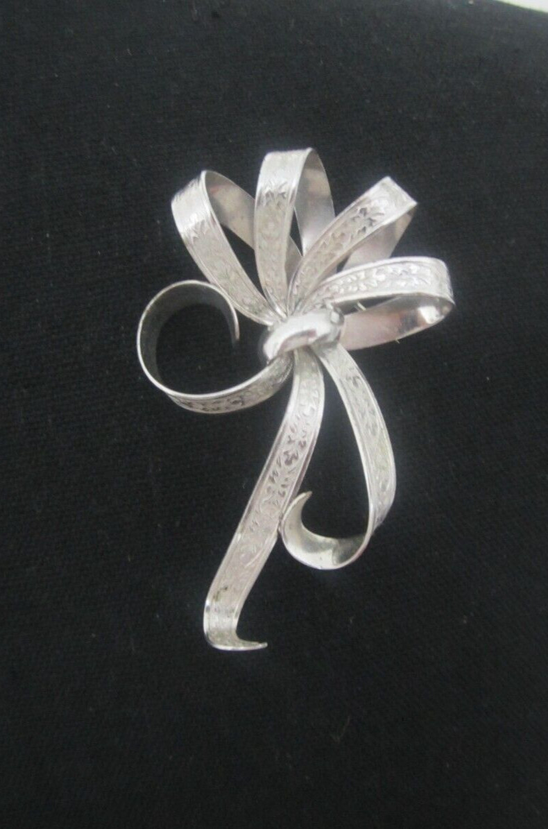 Antique Victorian Elegant Engraved Ribbon Bow Brooch - Gem