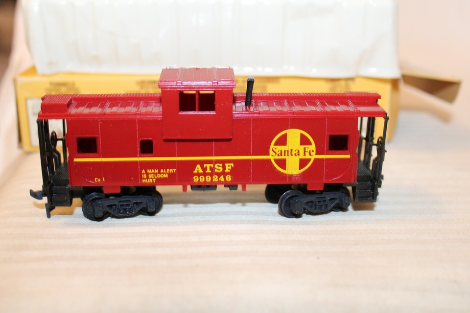 HO Scale Life-Like, 36' Caboose, Center Cupola, Santa Fe ATSF, Red ...