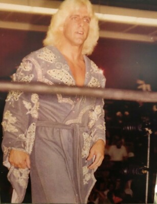 WWE WCW YOUNG RIC FLAIR BLUE ROBE UNSIGNED 8X10 PHOTO RARE!!!! LOOK ...