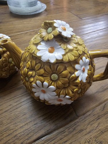 FRED ROBERTS CO Japan Daisy Gold & White Ceramic Tea Pot, Creamer ...