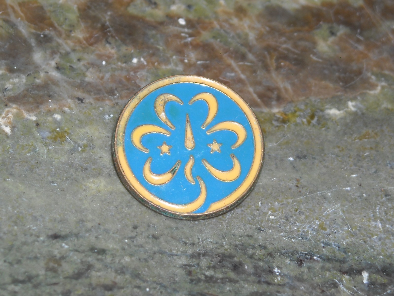 VINTAGE enamel pin badge official Trefoil Emblem world asso girl guides ...