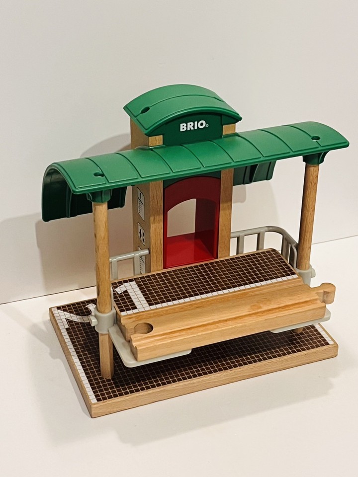 BRIO RAISED PLATFORM STATION with ELEVATOR Thomas & Friends Wooden ...