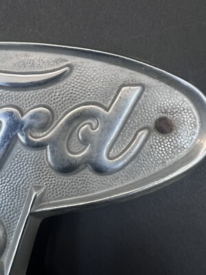 32 Ford V8 Emblem