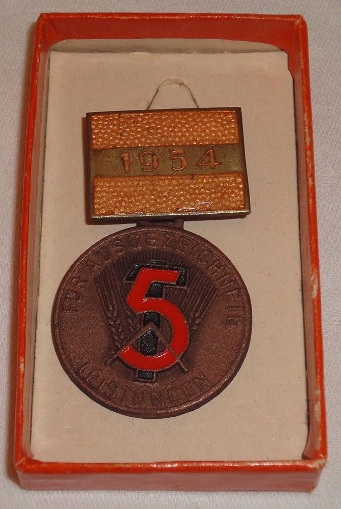 DDR - MEDAILLE für AUSGEZEICHNETE LEISTUNGEN 1954 im ETUI - ANSEHEN ...