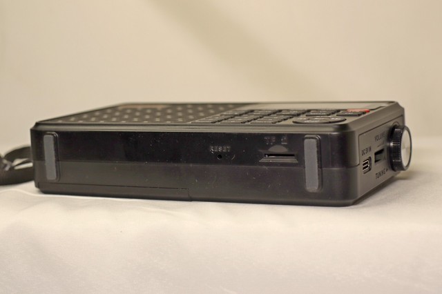 XHDATA D109 FM Stereo AM LW MW Shortwave Bluetooth/MP3 IT Card Portable ...