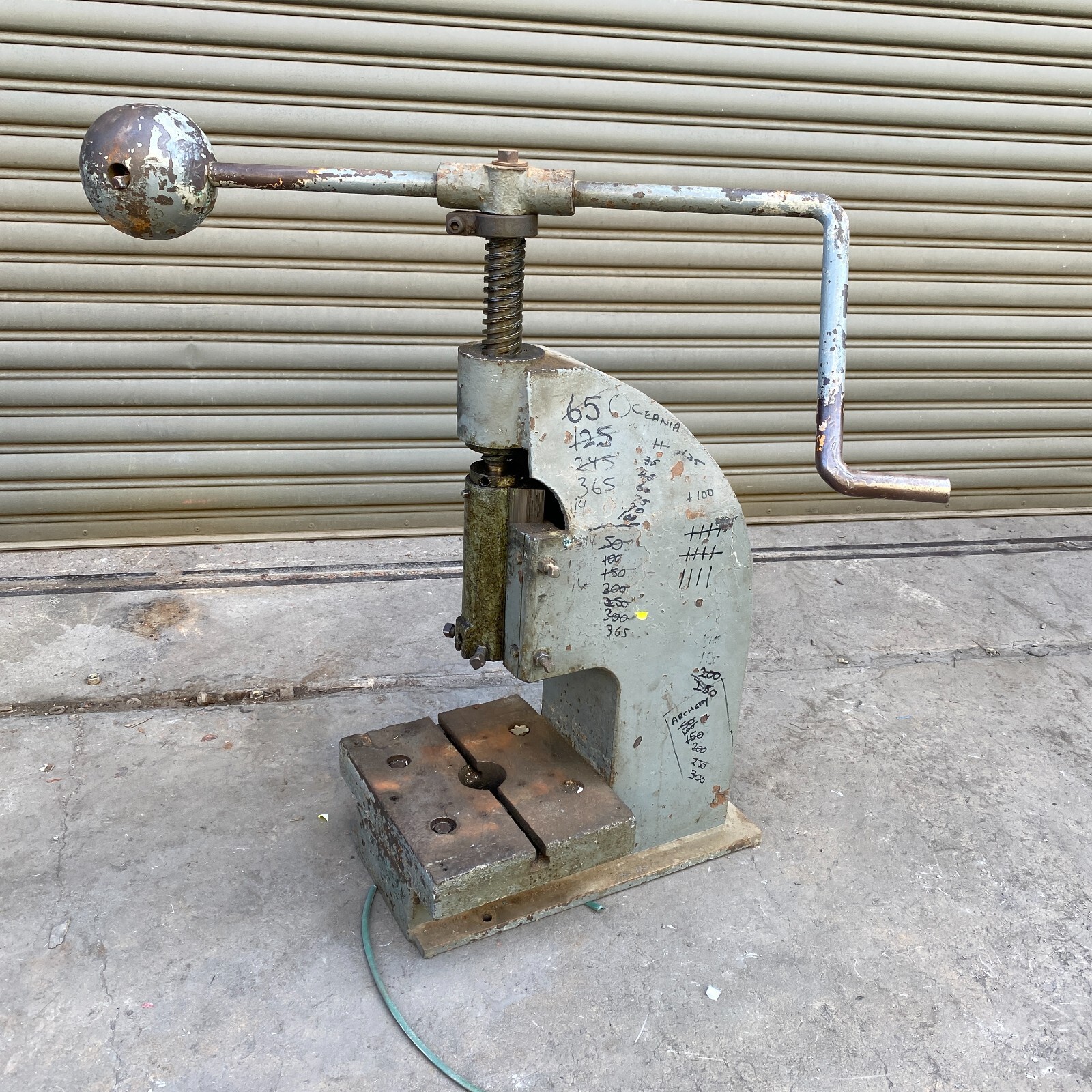 Screw fly press 130mm travel 355 x 310mm platen - SOLID CONSTRUCTION ...