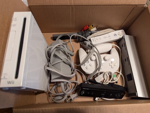 Nintendo RVL-101 Wii Console - White bundle. controllers, games, cords ...