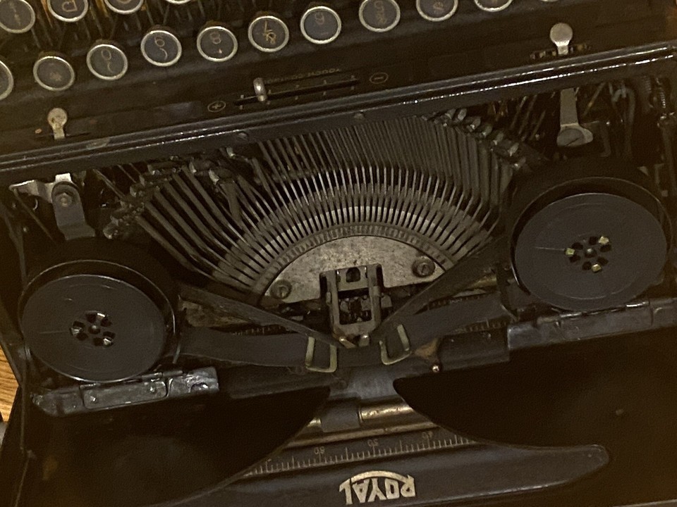 VINTAGE ROYAL PORTABLE TYPEWRITER TOUCH CONTROL - NICE! LOOK! | eBay