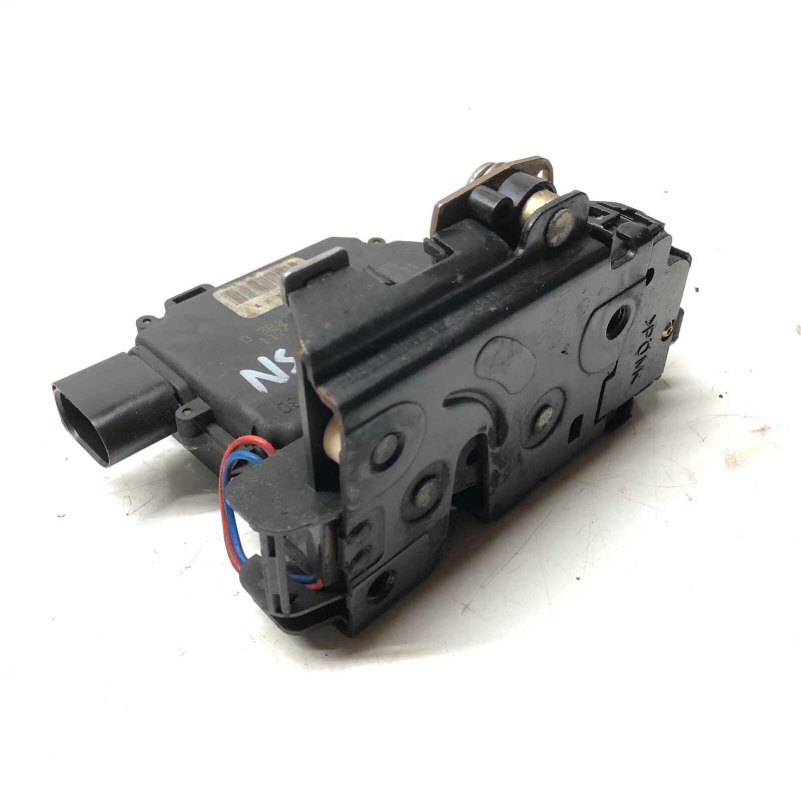 VOLKSWAGEN NEW BEETLE 1.6 FRONT DOOR LOCK LEFT PASSENGER NSF UNIT 1997 ...