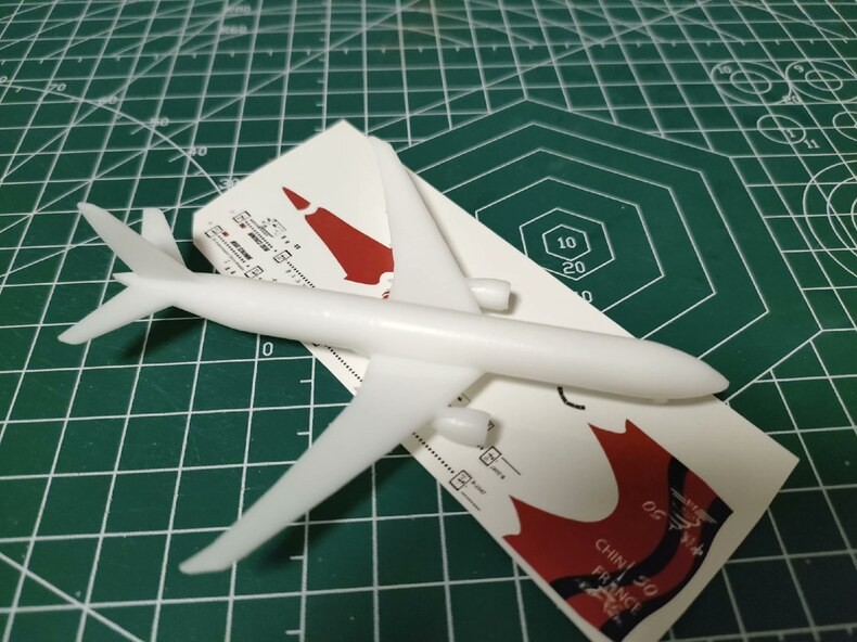 3D printing 1/700 American Boeing 777-300ER passenger aircraft ...