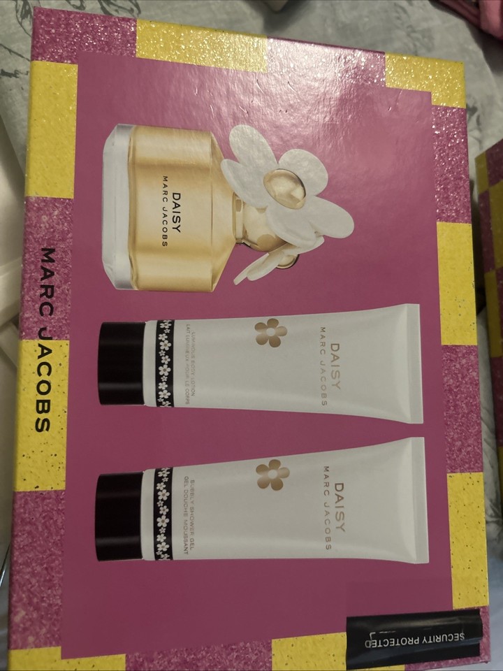 Daisy By Marc Jacob’s Set Containing Perfume Body Lotion And Shower Gel ...