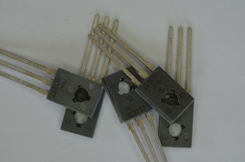 5 transistors BD237 NPN Vce100V Ic2A TO-126 PHILIPS