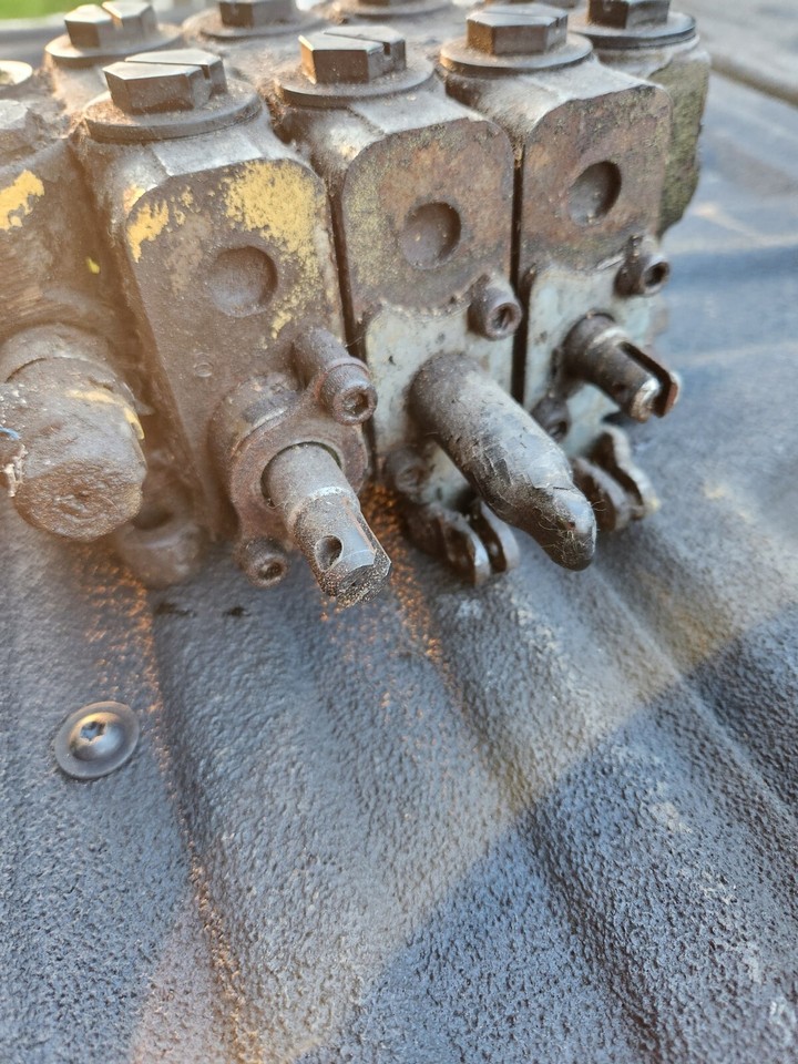 Gehl SL5625 Hydraulic Control Valve | eBay