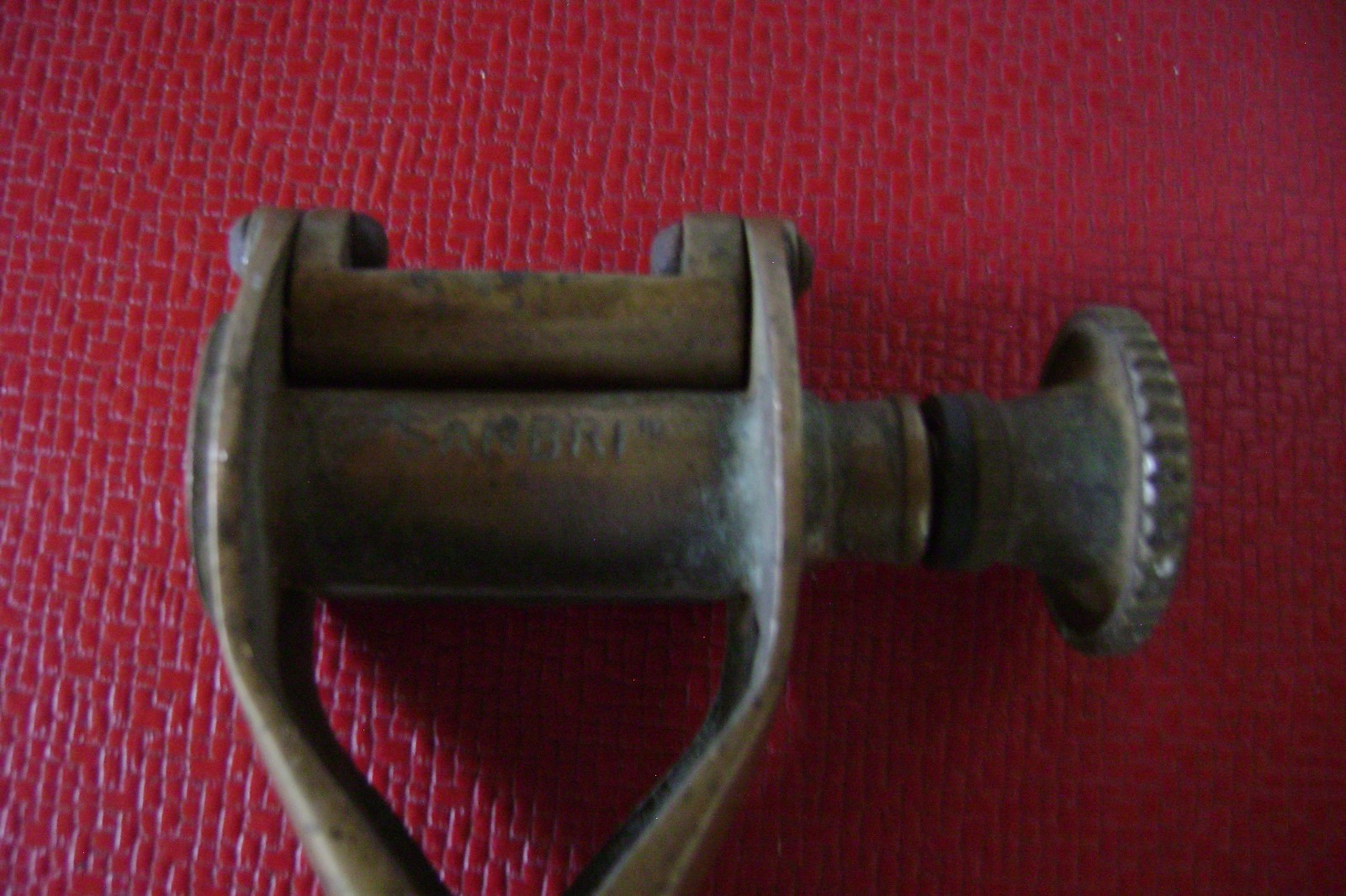 Ancienne Bouchonneuse SANBRI En Laiton .art populaire .vin .objet ...