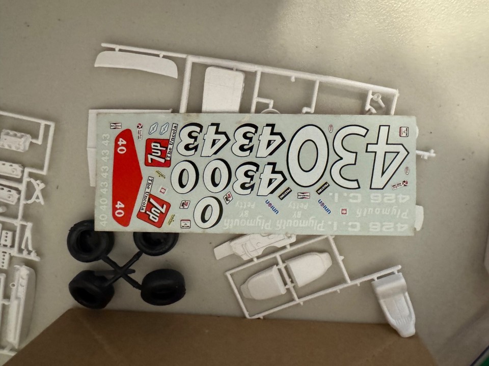 JOHAN 1970 PLYMOUTH ROADRUNNER SUPERBIRD THEE ORIGINAL MODEL KIT # C ...