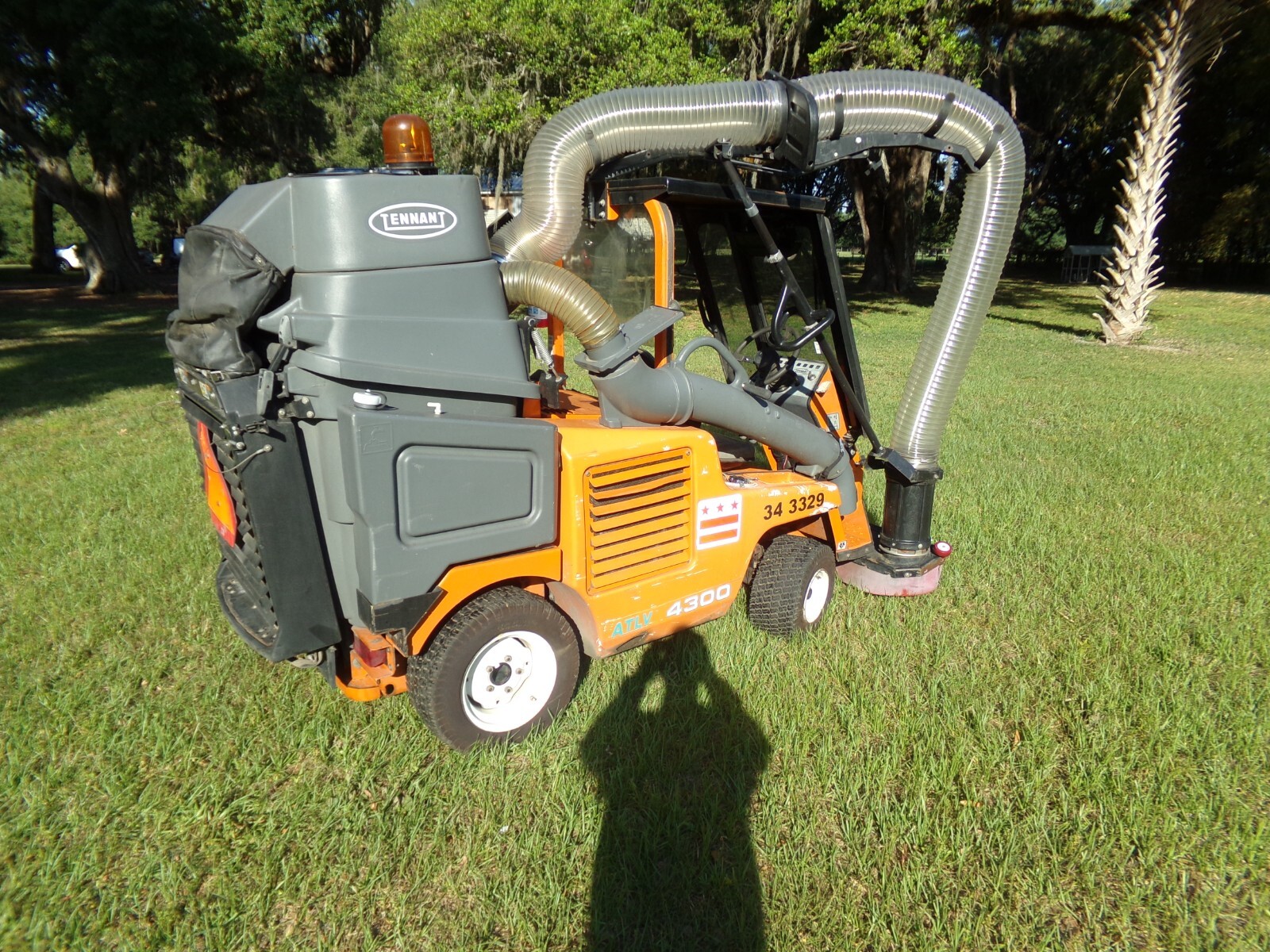Tennant ATLV 4300 Litter Vacuum Parking Lot Sweeper 795 HRS Chuck 727 ...