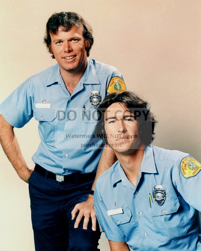 KEVIN TIGHE & RANDOLPH MANTOOTH IN "EMERGENCY" - 8X10 PUBLICITY PHOTO ...