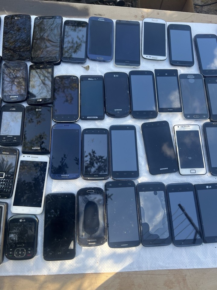 Lot Of 150 Mixed Samsung, IPhone Etc, Damaged Cell Phones For Scrap ...