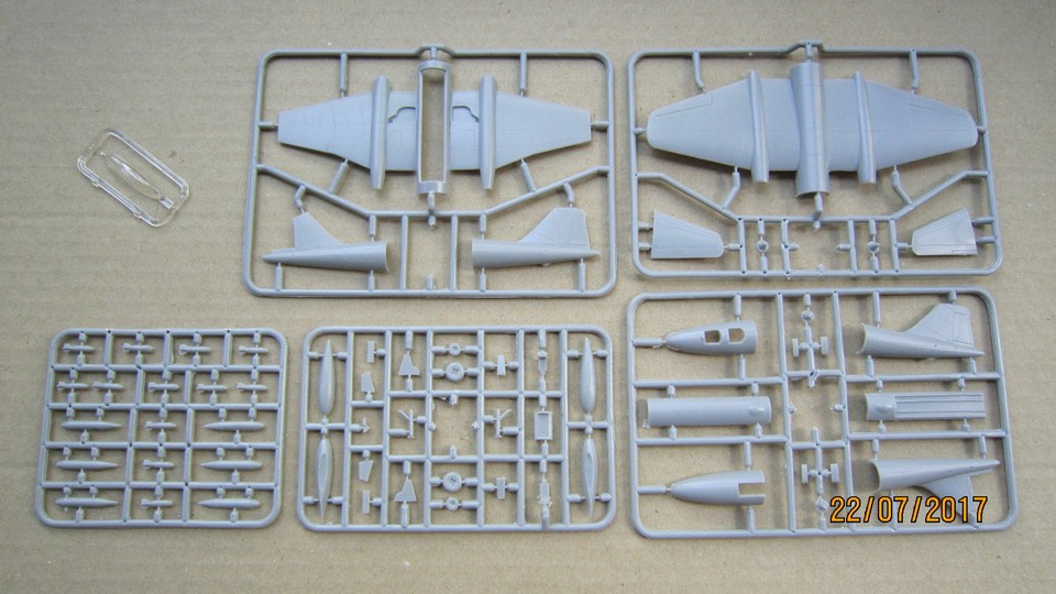 Amodel 1432 Martin B-57B/C Canberra Bomber, scale plastic model kit 1/ ...