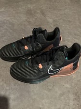 Preços baixos em Nike LeBron Witness 6 Black Sequoia Crimson Pulse