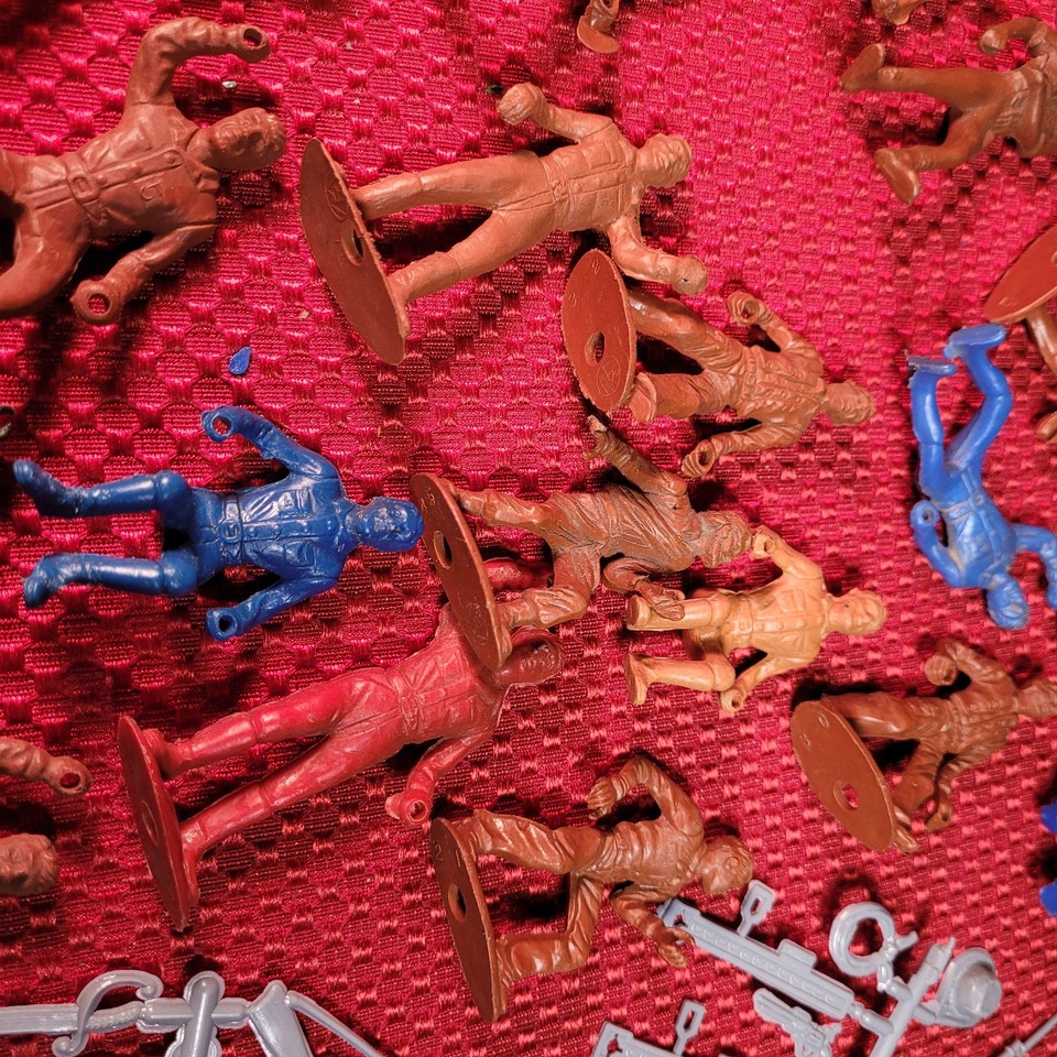 Vintage Plastic Cowboys Ring Hand w/weapons 1/32" approx. 43 Pieces Lot ...