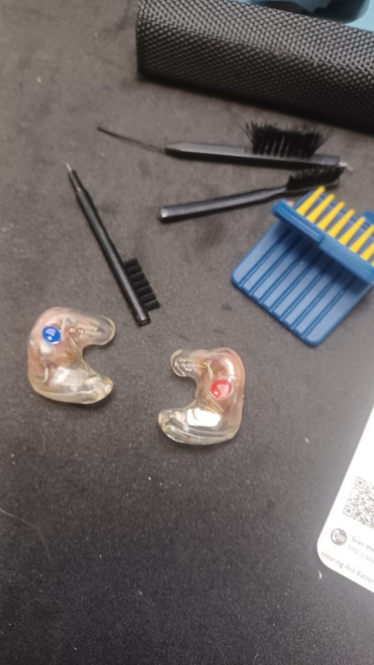 StarKey Hearing Aid Set W-Hard case-cleaning tools-6 New Batteries ...