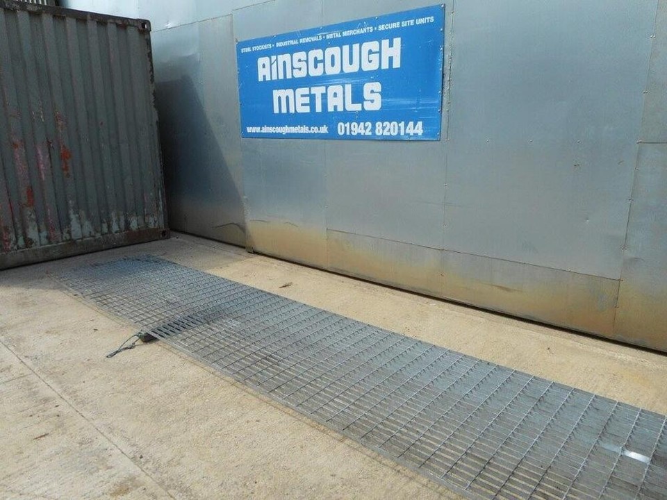 Used Floor / Flow Forge Walkway Galvanised Steel Grating 6.000 Mtr x 1. ...
