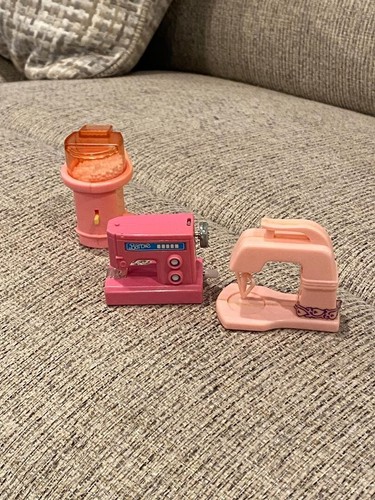 7 VINTAGE BARBIE ACCESSORIES - TVs / POPCORN MAKER / MIXER / SEWING ...
