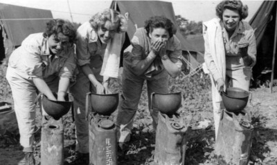 WW2 WWII Photo World War Two / US Army Nurses in the Field Washing Up ...