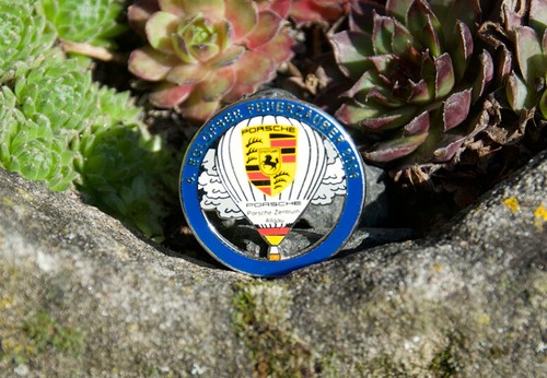 VINTAGE ENAMEL AUTOMOBILE CAR PIN / BUTTON # PORSCHE DEALER ALLGÄU ...