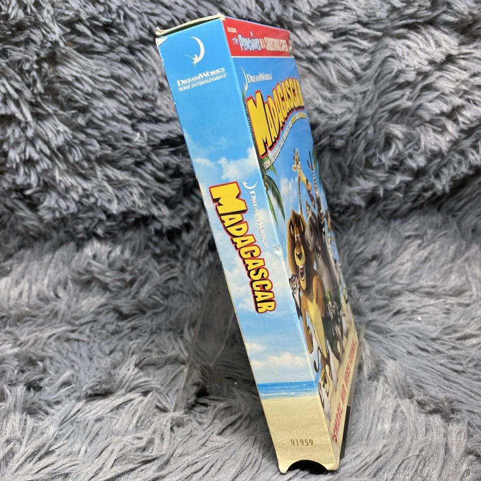 Madagascar VHS Tape 2005 Ben Stiller Chris Rock Dreamworks Penguins Zoo ...