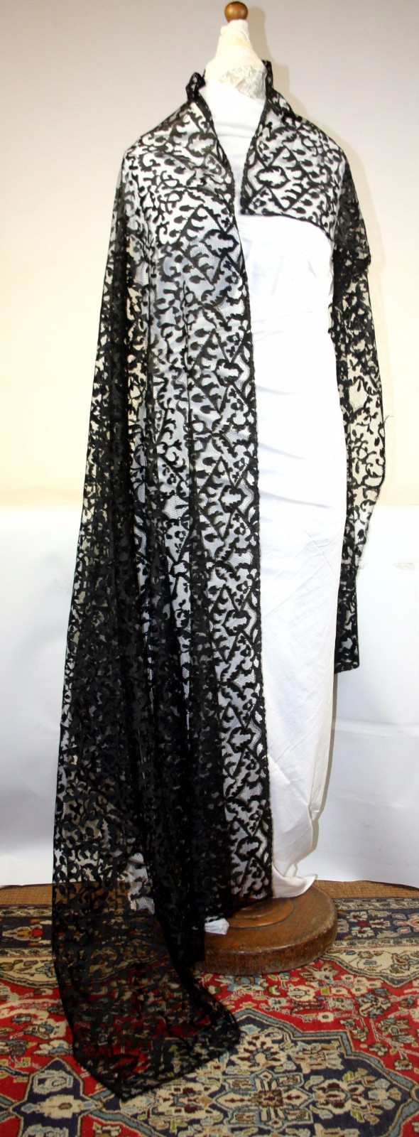 GREAT MANTILLA SHAWL. SILK SEMIMANUAL EMBROIDERY ON TUL. 200X112. SPAIN ...