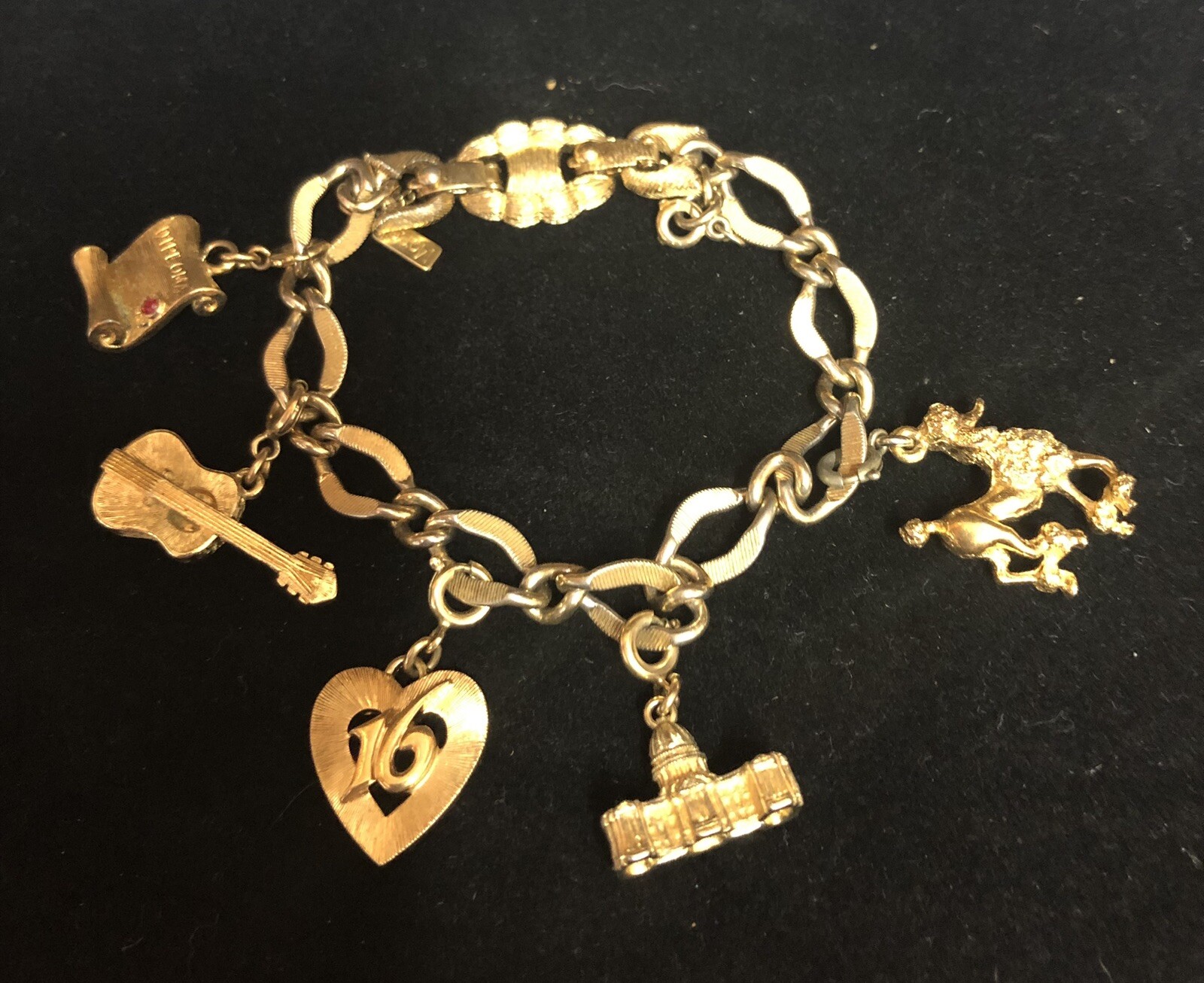 Vintage MONET Charm Bracelet 7” Gold Tone - Gem