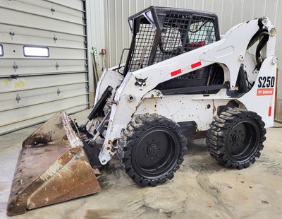 Skid Steer Loaders - John Deere 250 Skid Steer Loader