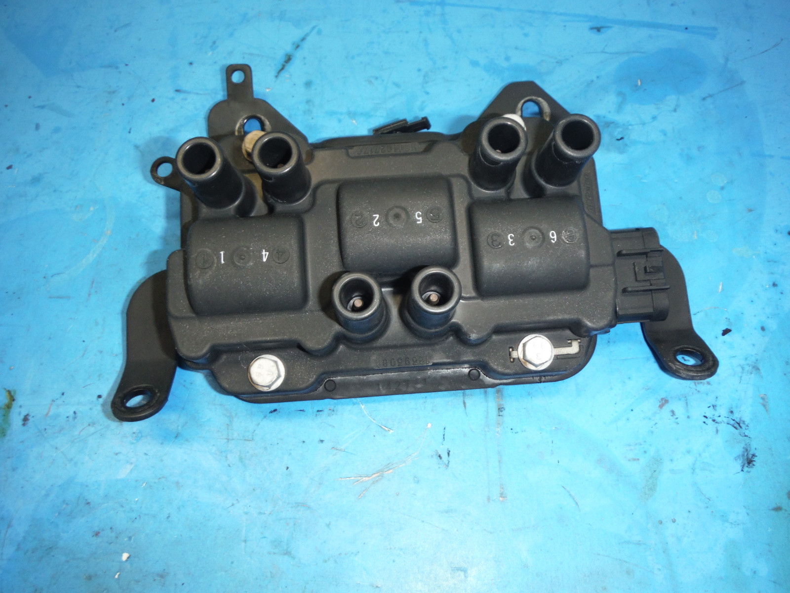 3.5 / 3.9 Chevrolet engine ignition coil GM 12595088 & bracket GM ...