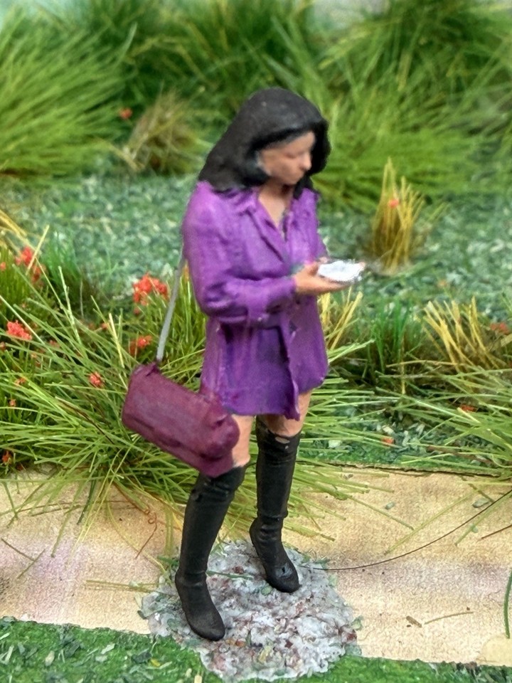 OO GAUGE Model Railway Figure Woman On Phone In Shirt 3D Scale Printed ...