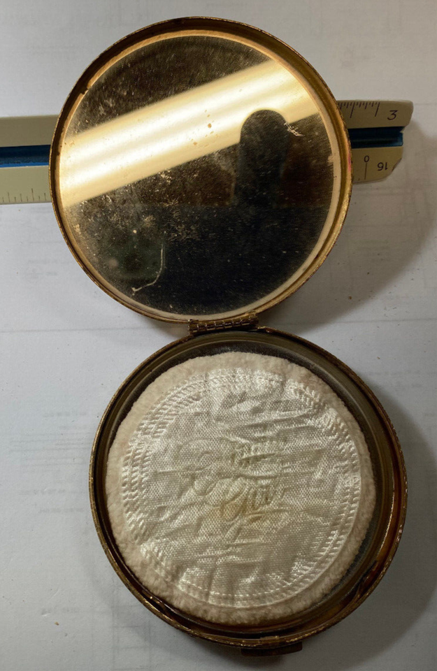 VINTAGE STUDIO GIRL COMPACT GOLD TONE W79 | eBay