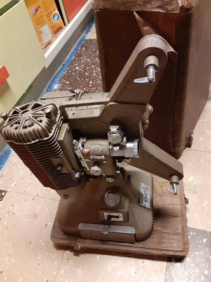 MOVIE PROJECTOR (KEYSTONE) works! ~BEAUTIFULLY DESIGNED Regal K109 8mm ...