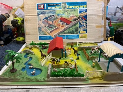 BRITAINS.1:32.FARM.PLAY BASE.PIG STY.SHEEP PEN.COWS.HORSES.BARN. POND ...