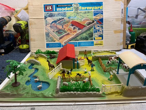 BRITAINS.1:32.FARM.PLAY BASE.PIG STY.SHEEP PEN.COWS.HORSES.BARN. POND ...
