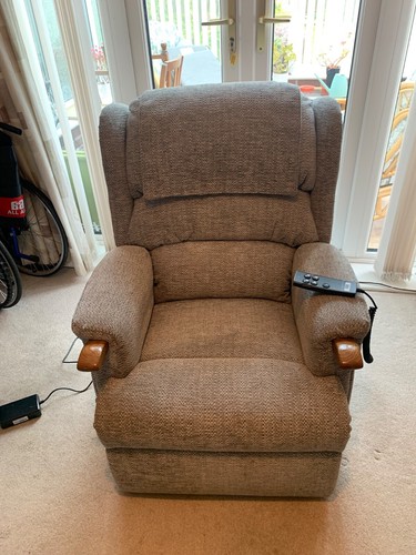 hsl riser recliner chair petite, excellent condition, hand held remote ...
