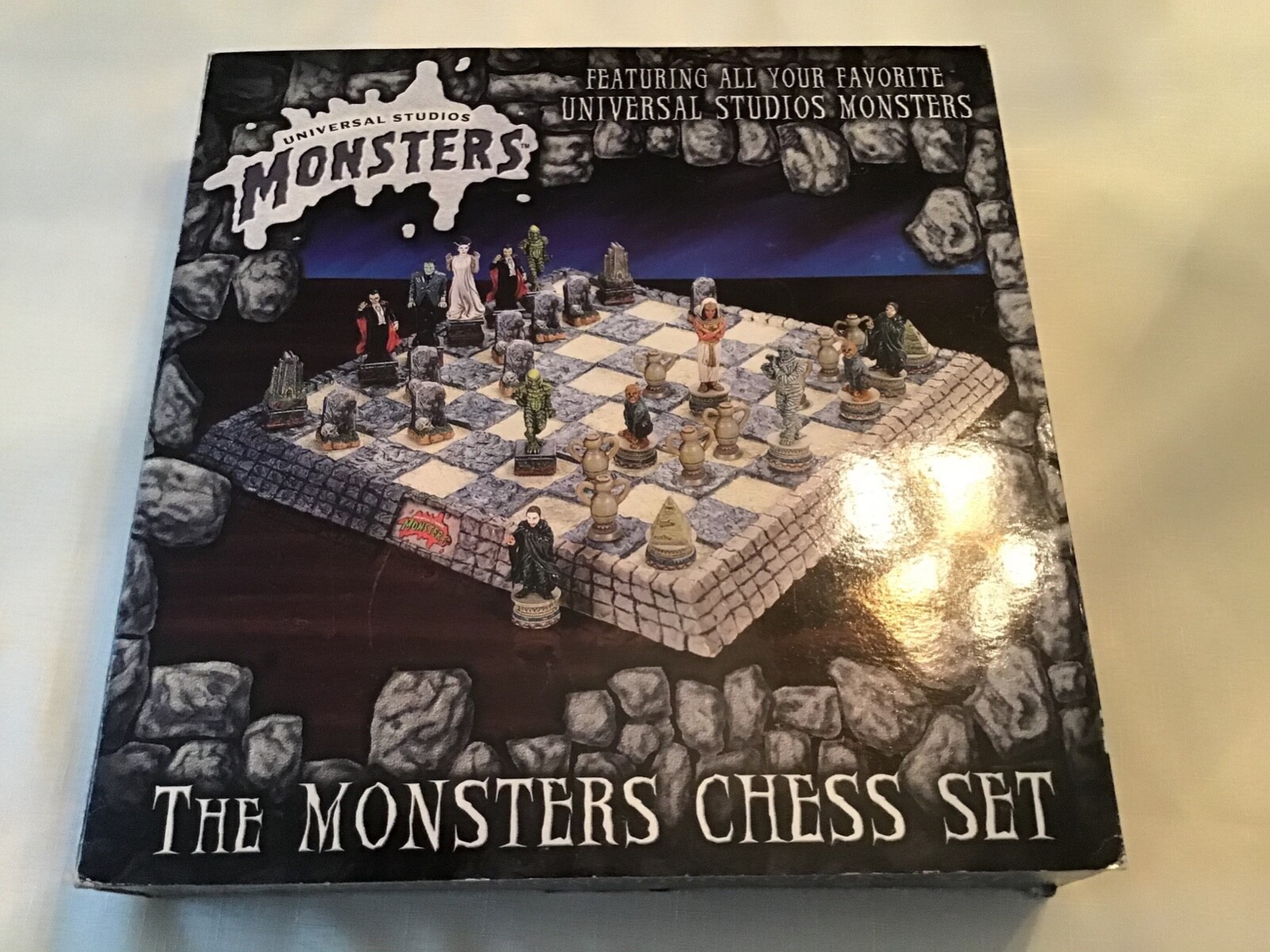 UNIVERSAL STUDIOS MONSTERS CHESS SET - SPENCERS - COMPLETE - NEVER ...