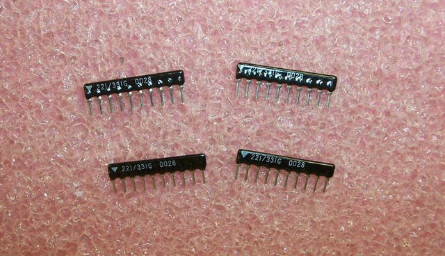 QTY(100) 10 PIN SIP RESISTOR NETWORKS DUAL 220/330 Ohm CSC10A05-221 ...
